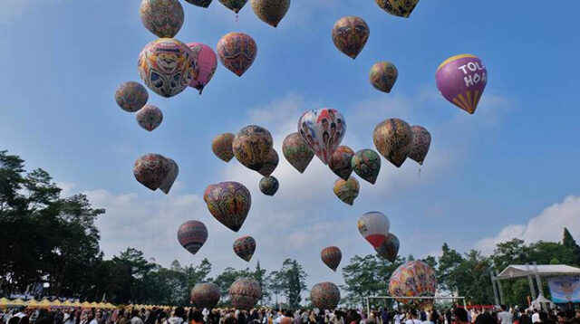 36 Balon Udara Raksasa Hiasi Langit Wonosobo Dalam Java Balloon ...